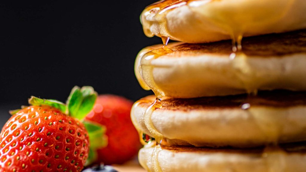 Pancakes con fruta flambeada y syrup – Sabor USA Chile